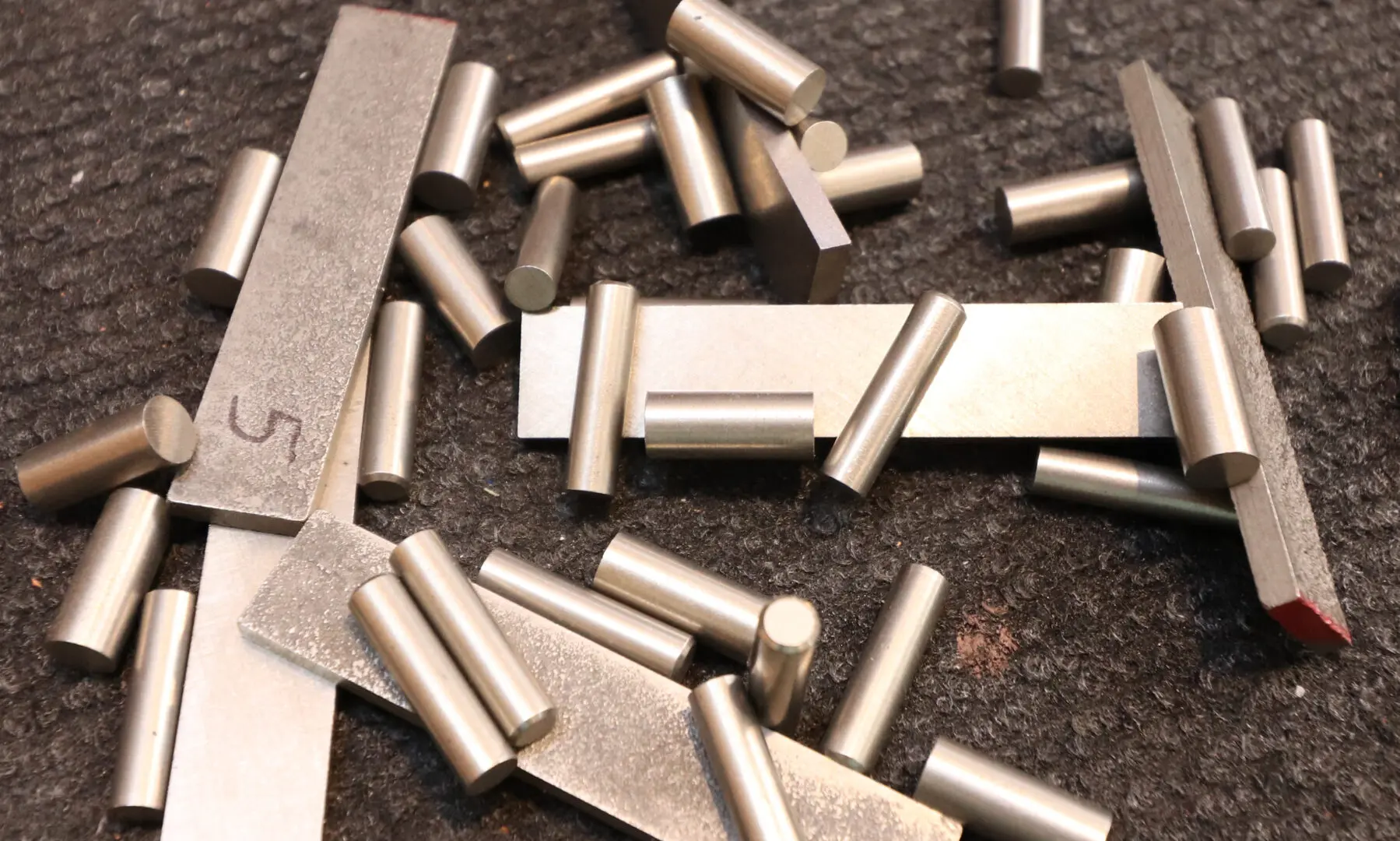 Tone and Output Comparison for Different Grades of AlNiCo Magnets